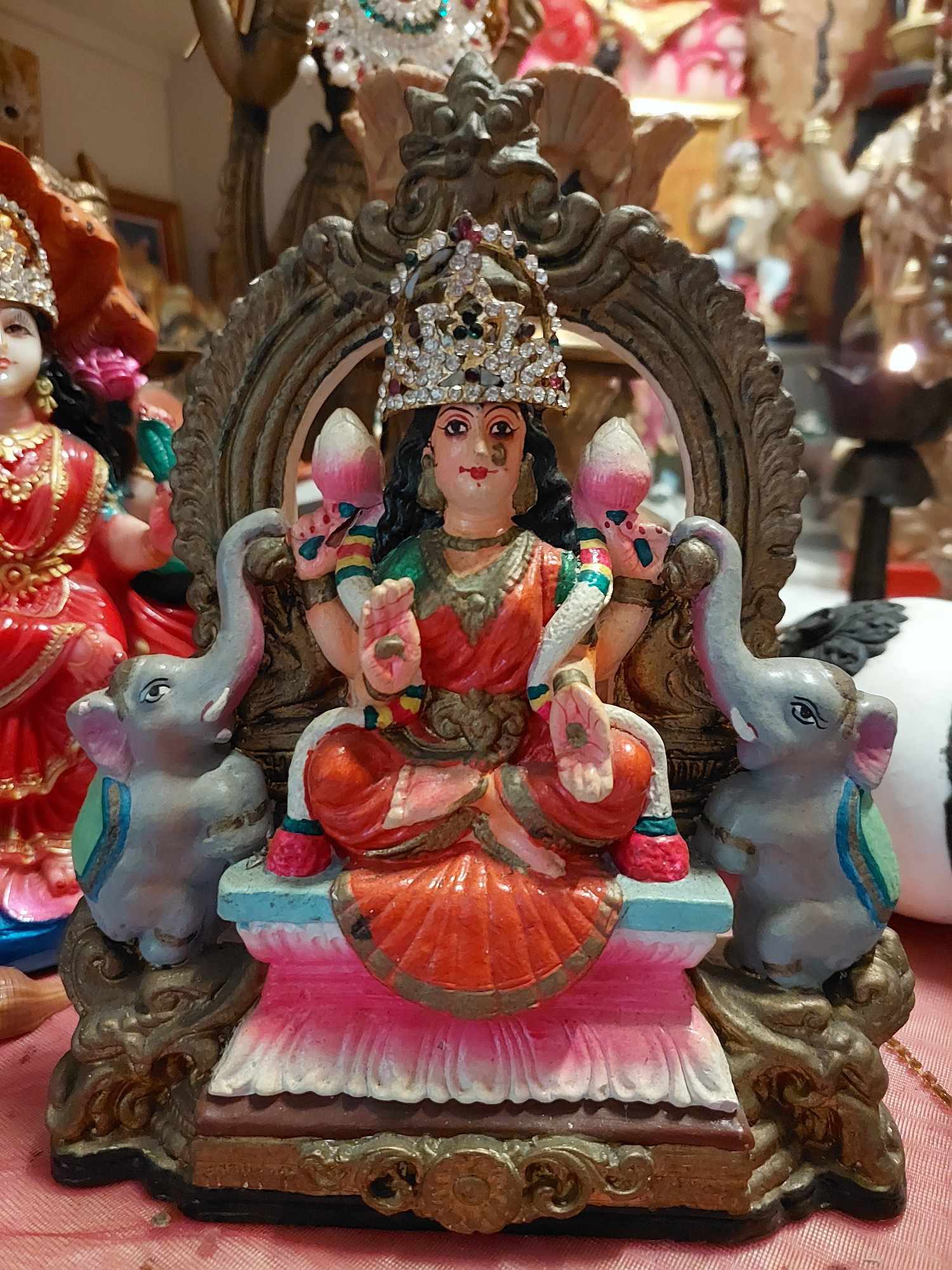 รู้จักพระแม่ลักษมีทั้ง 8 ปาง เทวีแห่งความรัก ความร่ำรวย