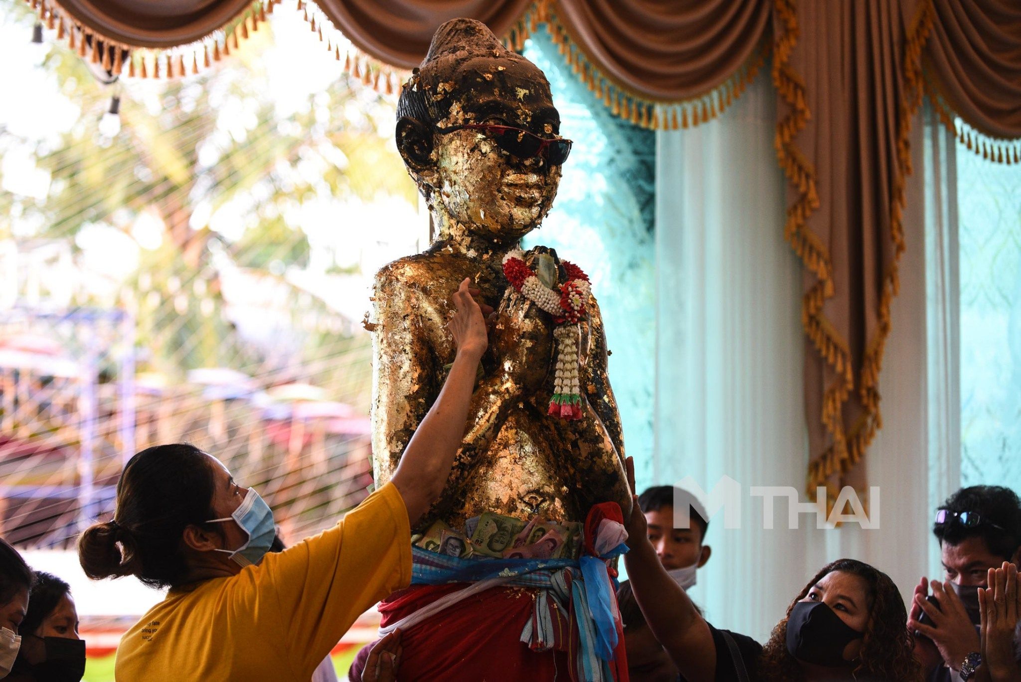 ประชาชนหลั่งไหล ขอพร “ไอ้ไข่ วัดเจดีย์” วันหยุดยาว