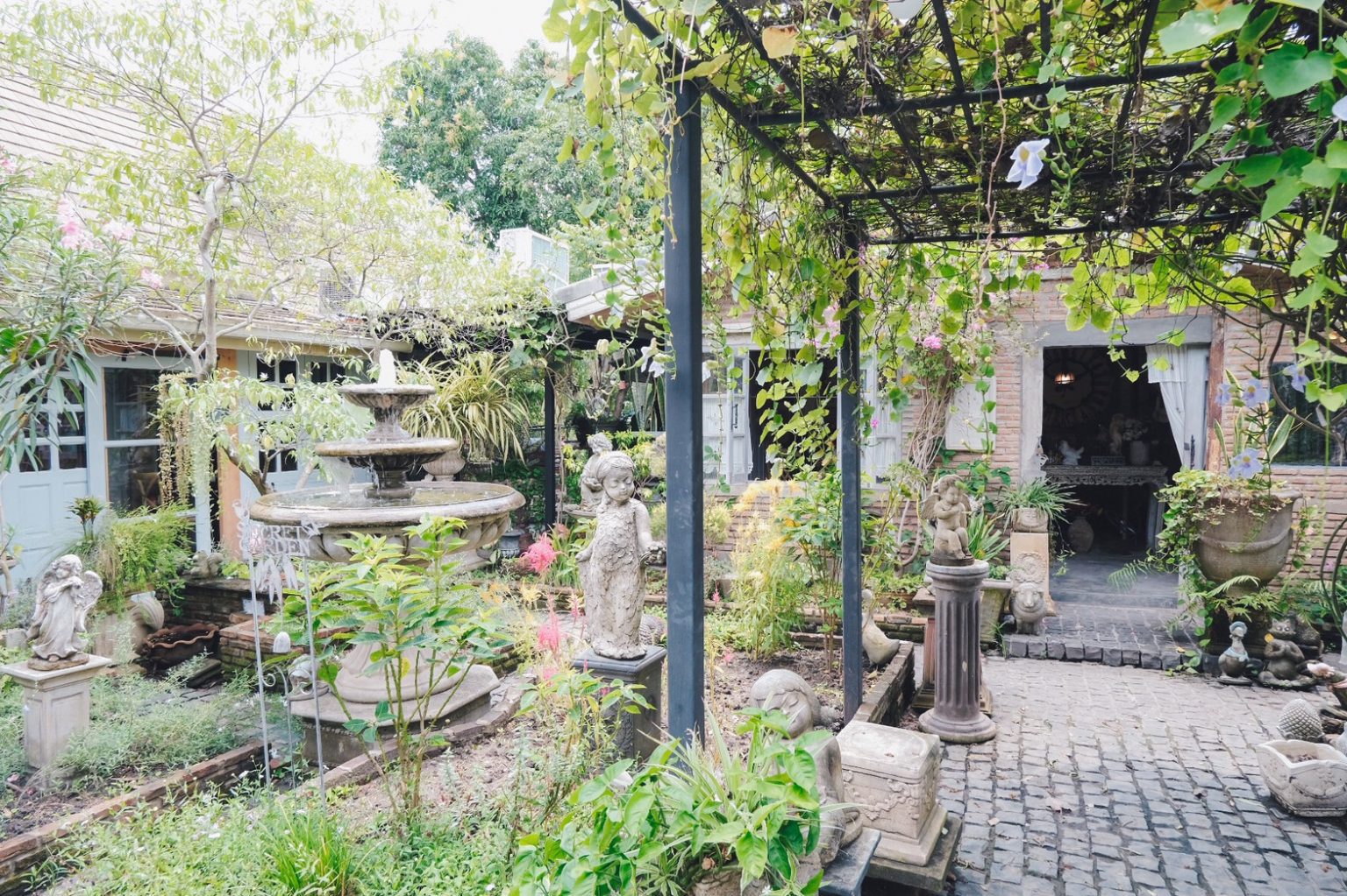 The Flora Cottage คาเฟ่ในสวนสไตล์อังกฤษ บรรยากาศน่ารัก