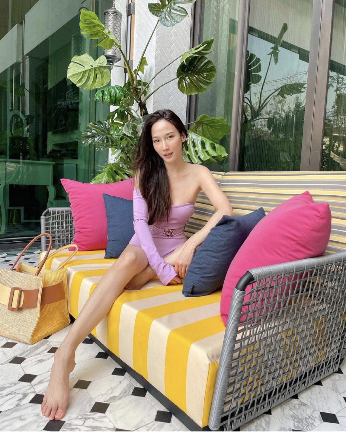 อั้ม-พัชราภา อวดหุ่นสวยในชุดว่ายน้ำวันพีชเกาะอก สไตล์วินเทจสีลาเวนเดอร์